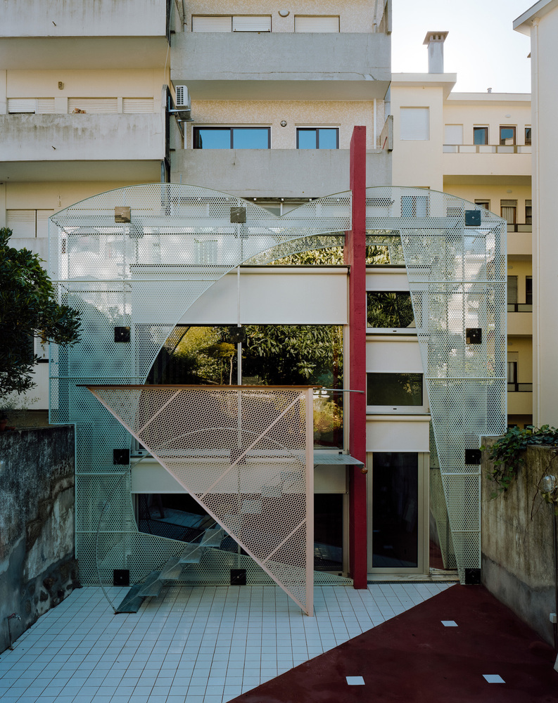 Exploring Architectural Glass Design in House Waves of Glass and Clouds ...