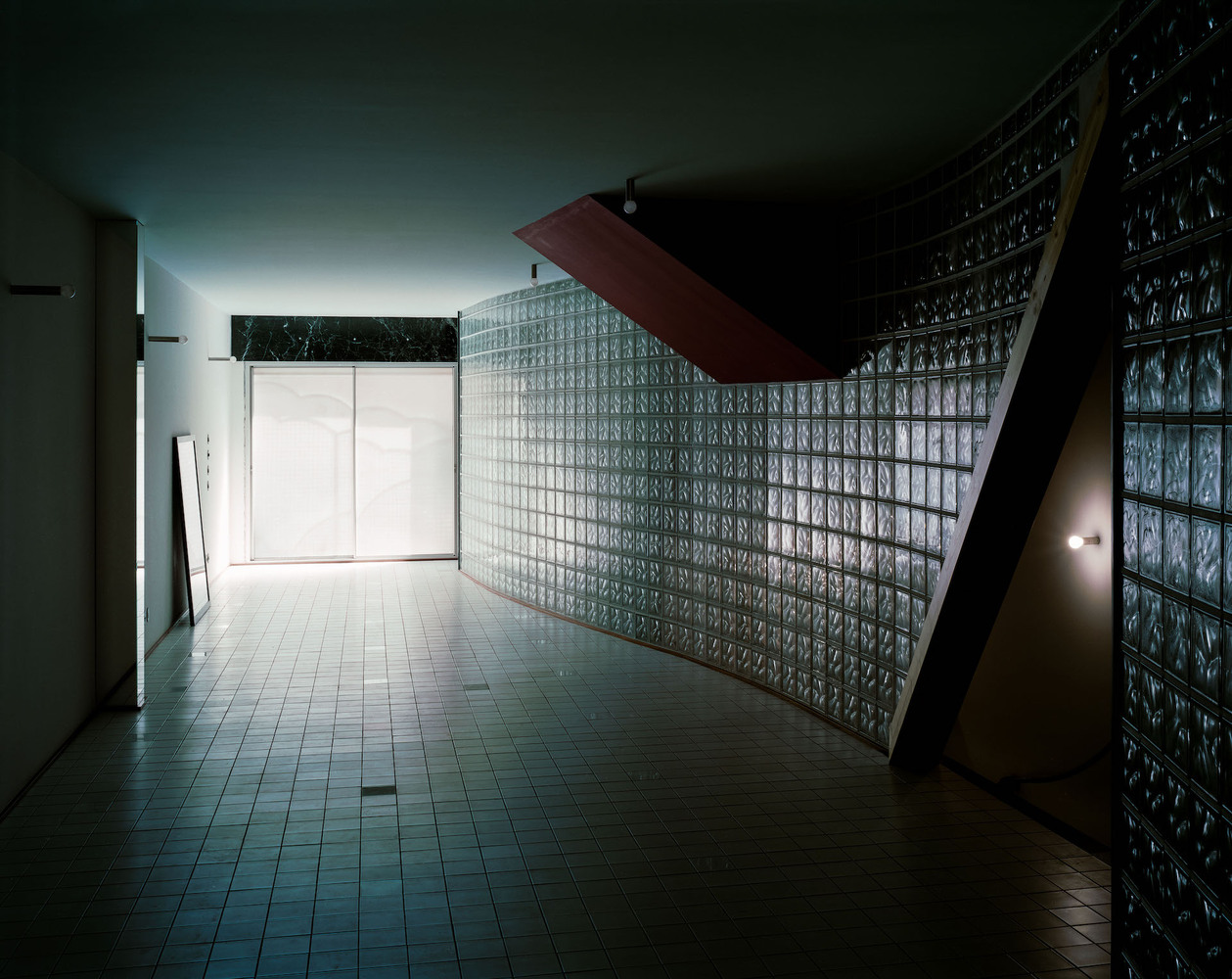 Exploring Architectural Glass Design in House Waves of Glass and Clouds ...