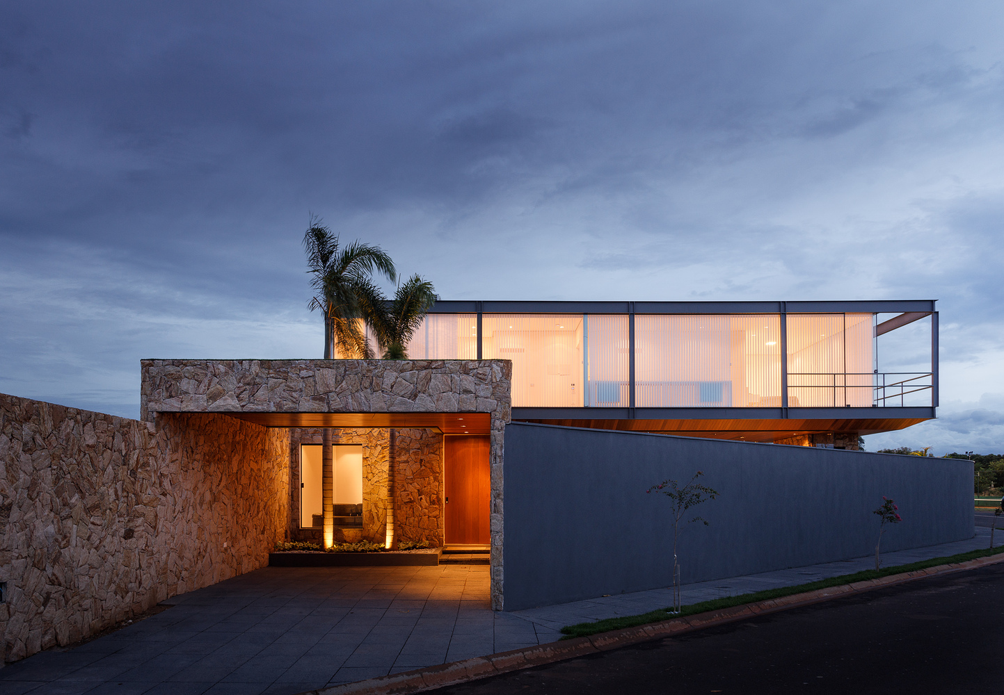 Modern Glass Houses in Brazil: A Look at Rafael Pinoti Arquitetura's ...