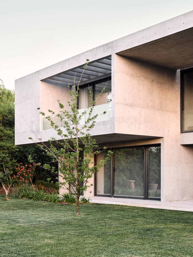 Discovering Modern Concrete Architecture: MC House by Cristián Romero ...