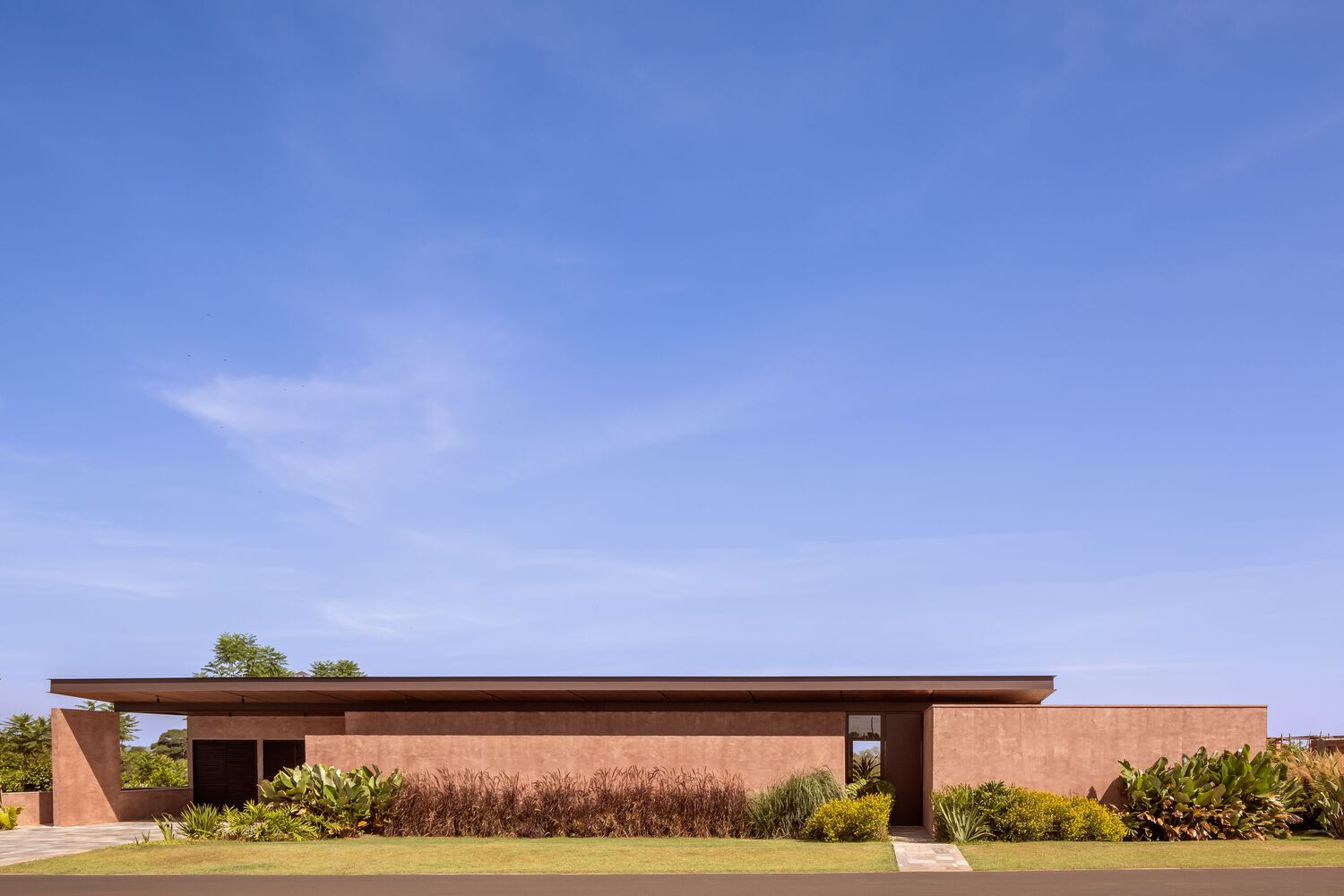 Modern Brazilian Architecture: Unveiling the Manacá House by VAGA ...