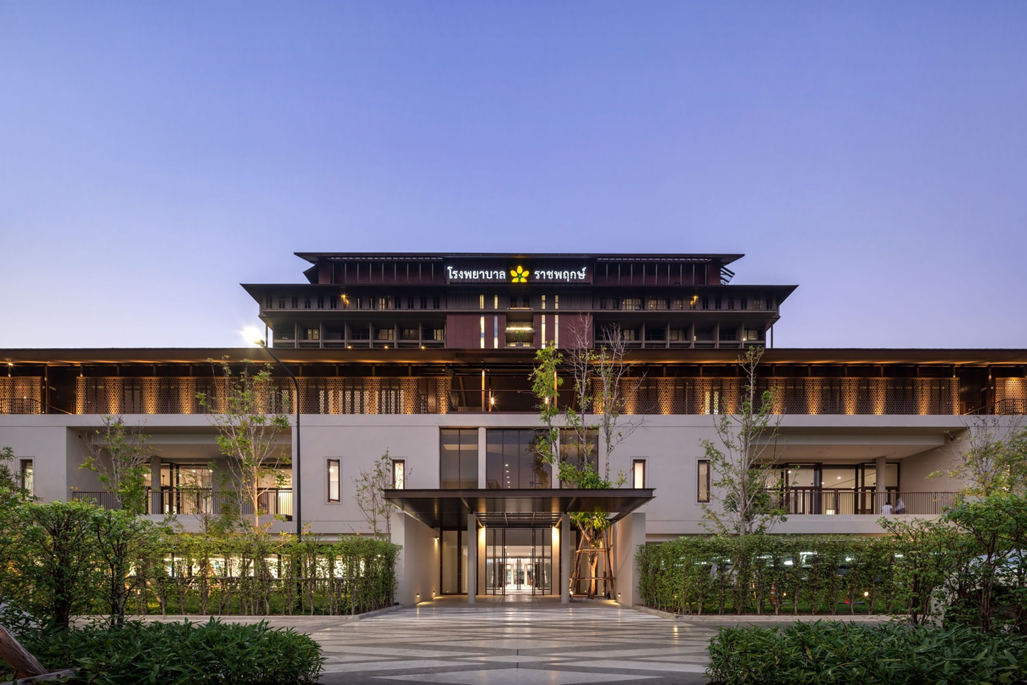 Sustainable Hospital Design: Ratchaphruek Hospital by Arsomsilp ...