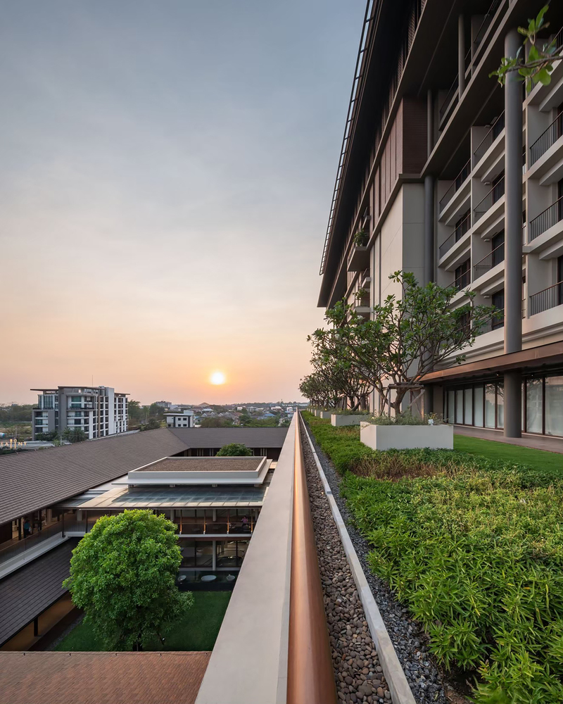 Sustainable Hospital Design: Ratchaphruek Hospital by Arsomsilp ...