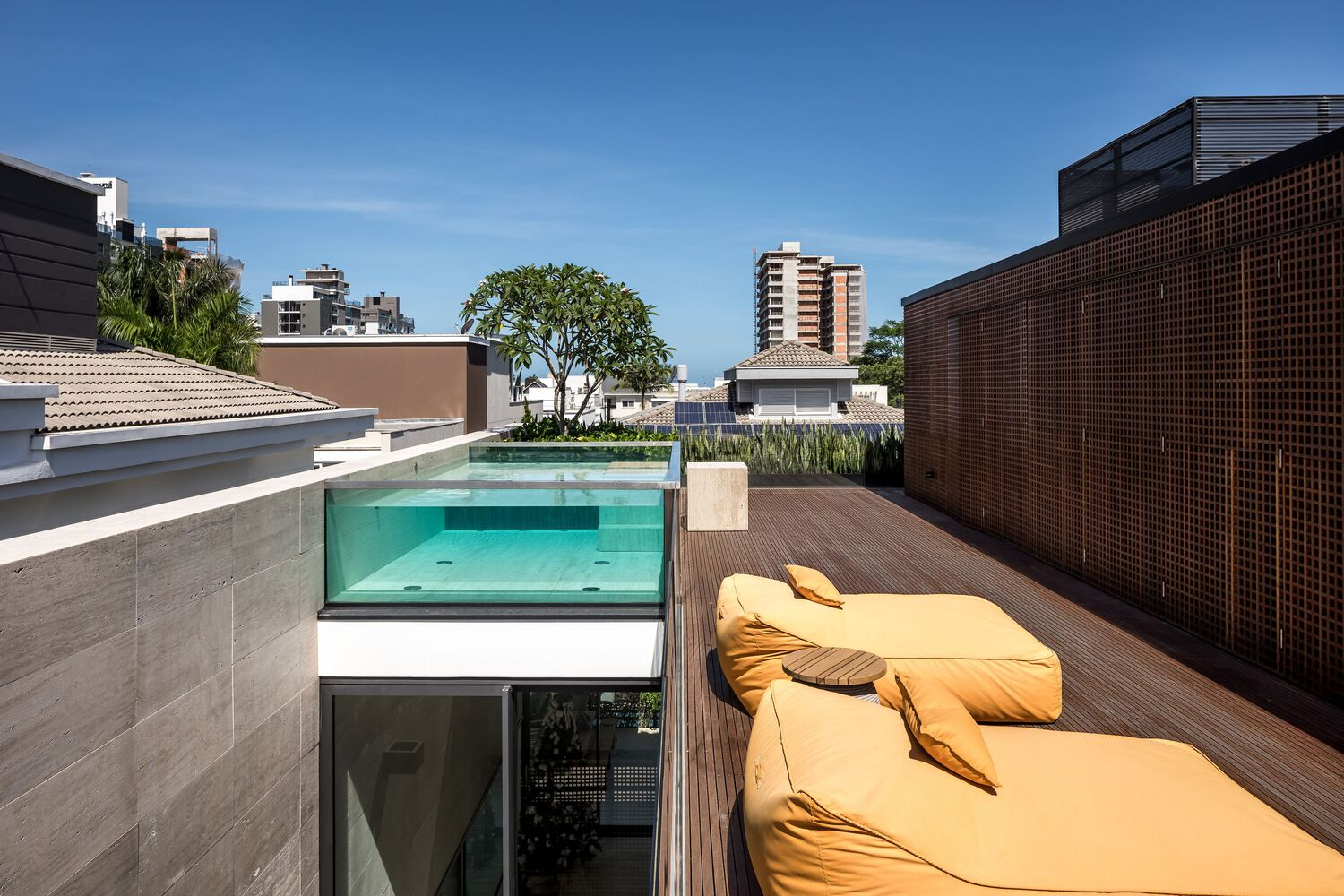 House of Facades: A Masterpiece of Privacy and Elegance by Marcos Bertoldi Arquitetos ...