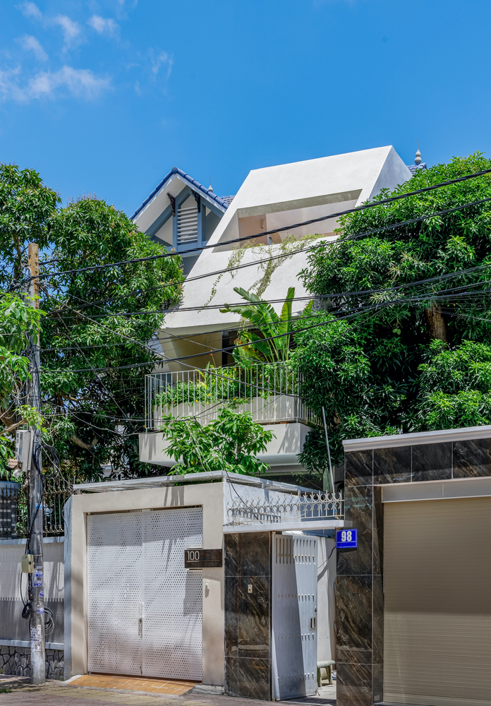 3x30 Introverted House: A Unique Urban Design by dmarchitects ...