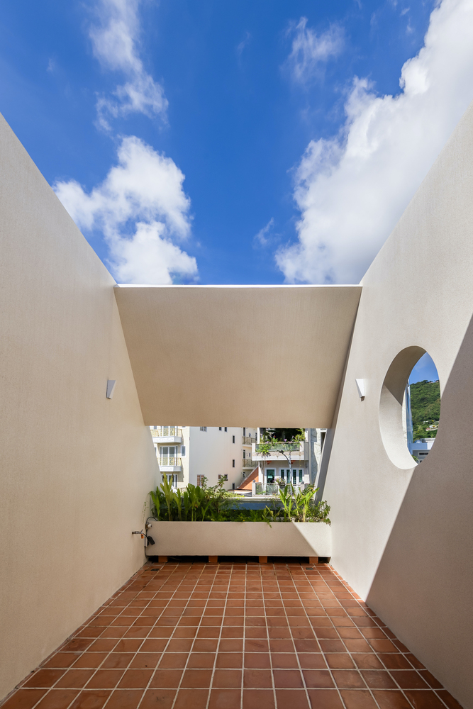 3x30 Introverted House: A Unique Urban Design by dmarchitects ...