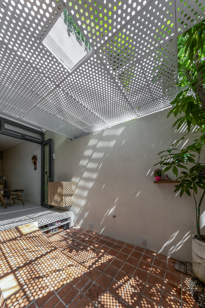 3x30 Introverted House: A Unique Urban Design by dmarchitects ...