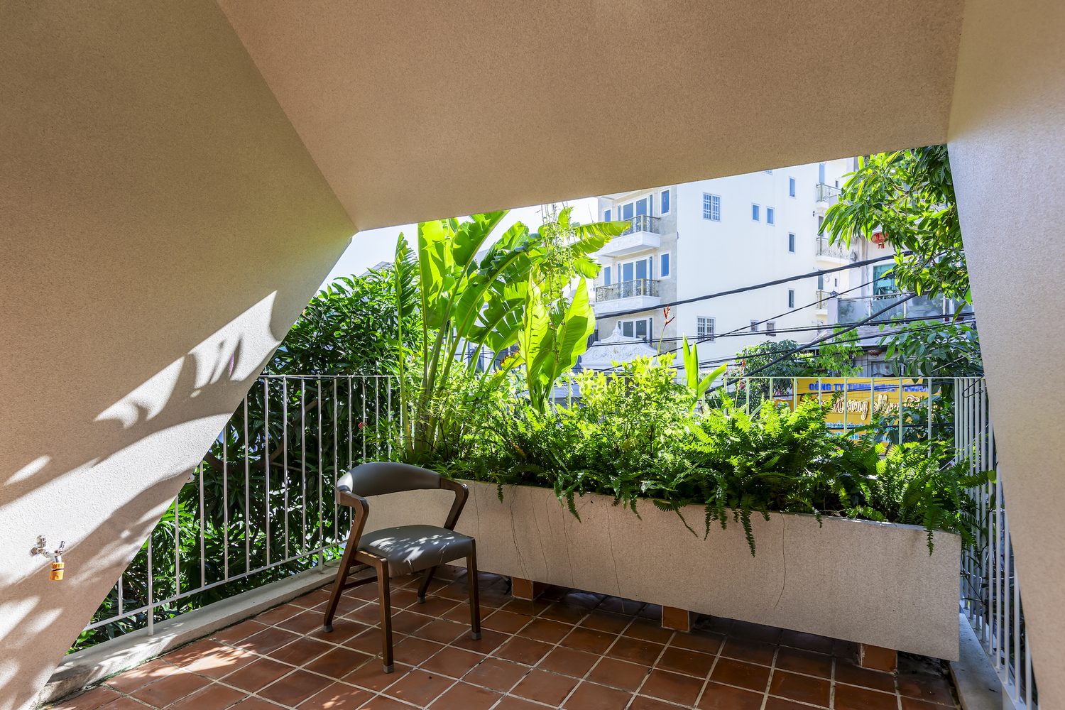 3x30 Introverted House: A Unique Urban Design by dmarchitects ...