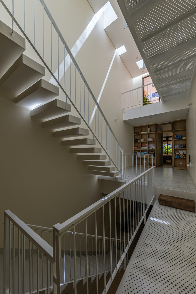 3x30 Introverted House: A Unique Urban Design by dmarchitects ...