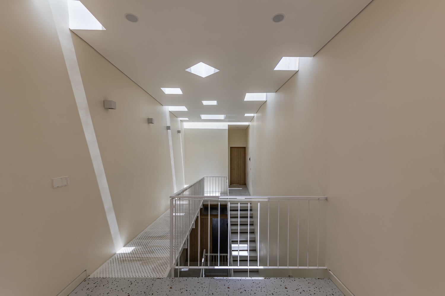 3x30 Introverted House: A Unique Urban Design by dmarchitects ...