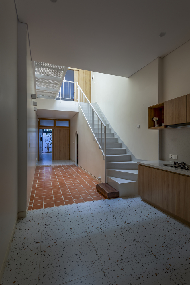 3x30 Introverted House: A Unique Urban Design by dmarchitects ...