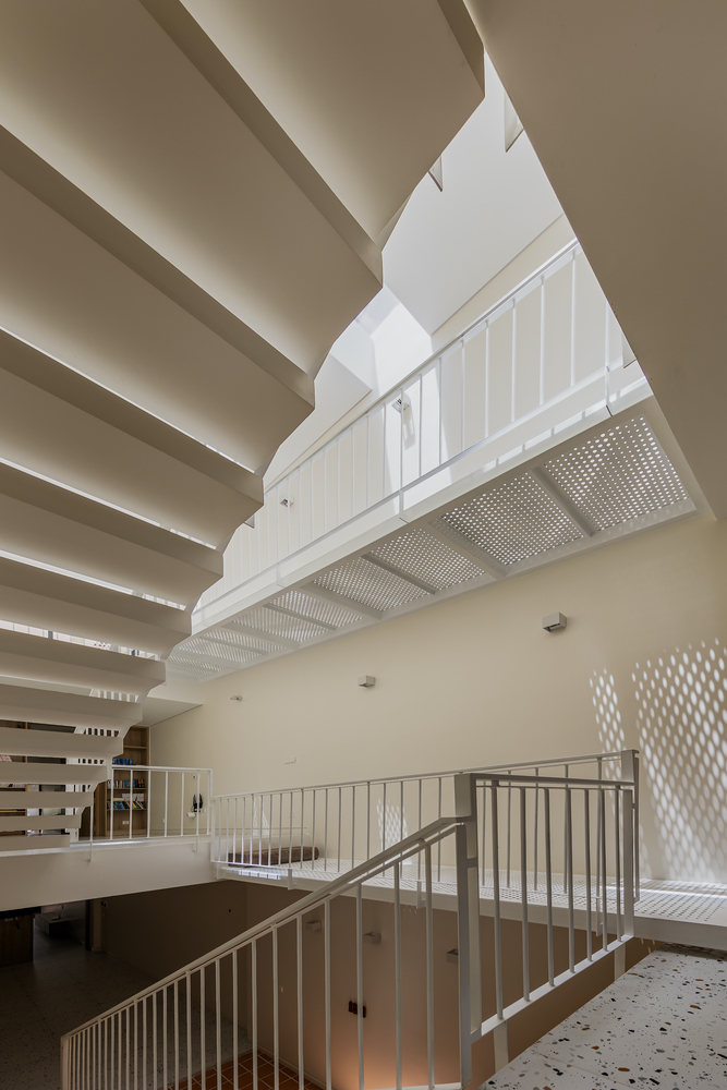 3x30 Introverted House: A Unique Urban Design by dmarchitects ...