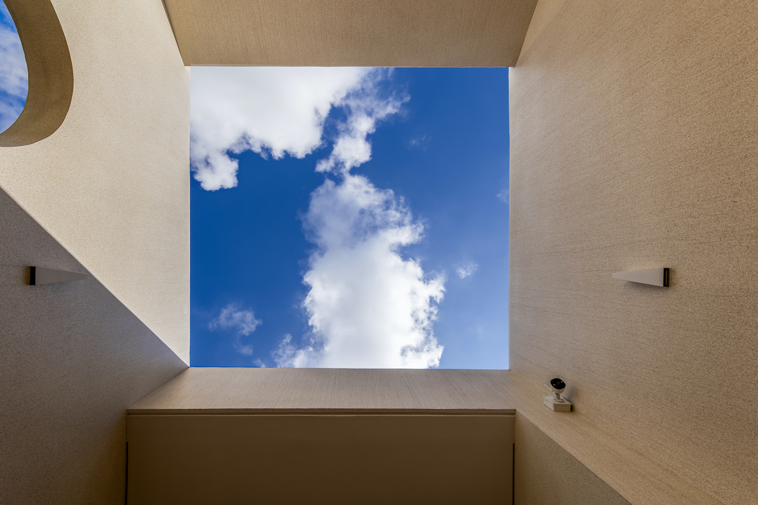 3x30 Introverted House: A Unique Urban Design by dmarchitects ...