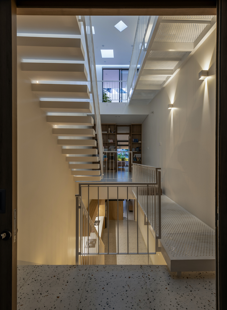 3x30 Introverted House: A Unique Urban Design by dmarchitects ...