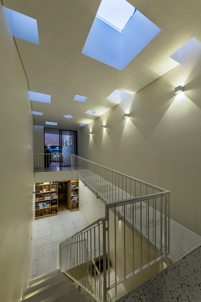 3x30 Introverted House: A Unique Urban Design by dmarchitects ...