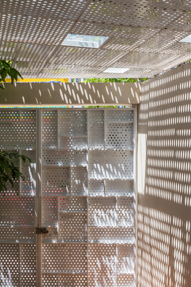 3x30 Introverted House: A Unique Urban Design by dmarchitects ...