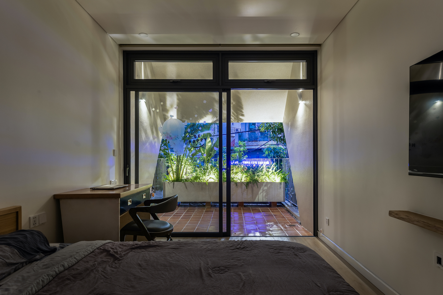 3x30 Introverted House: A Unique Urban Design by dmarchitects ...