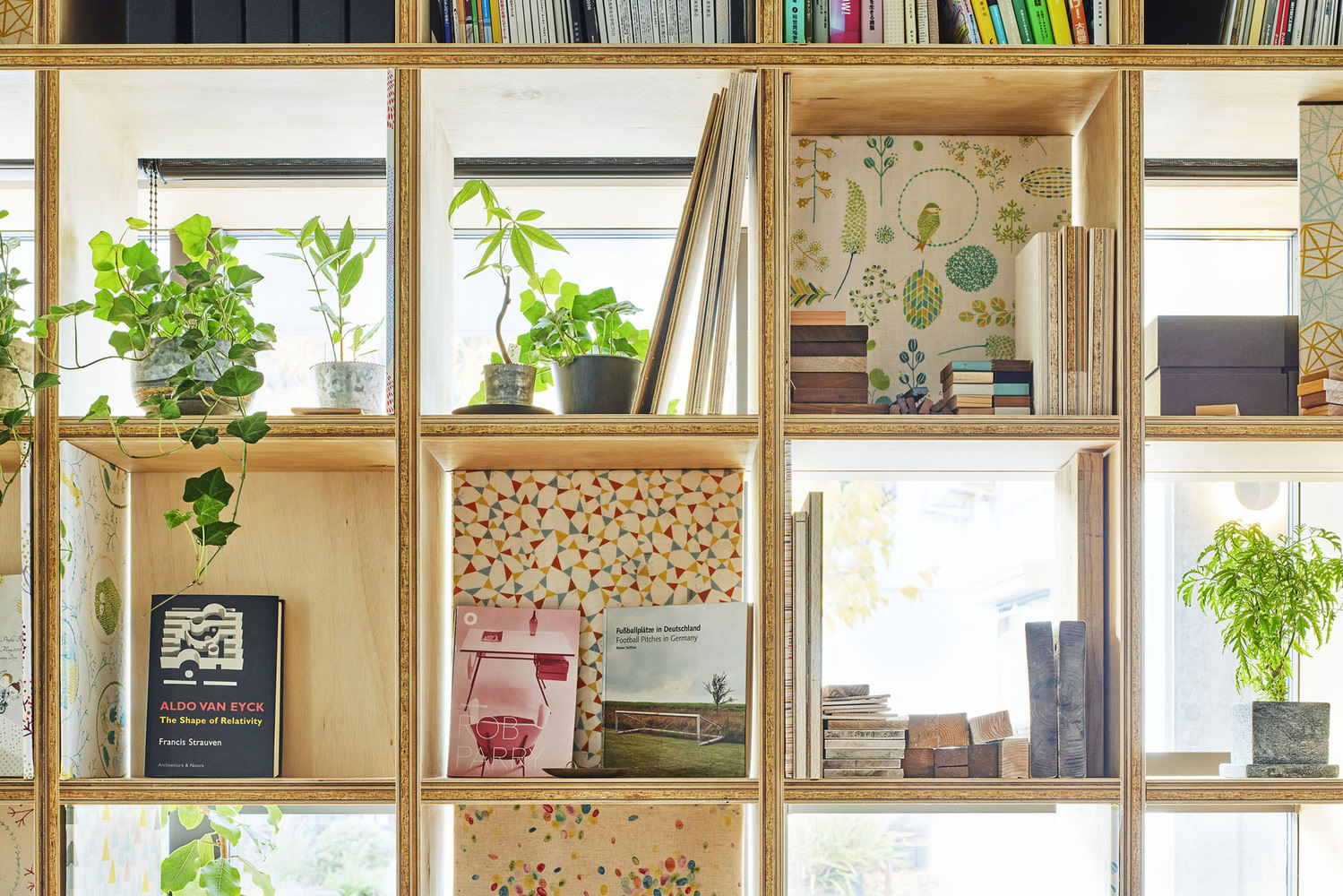 Lattice Shelf Architecture Design: A Nostalgic Grid House by Yasutaka ...