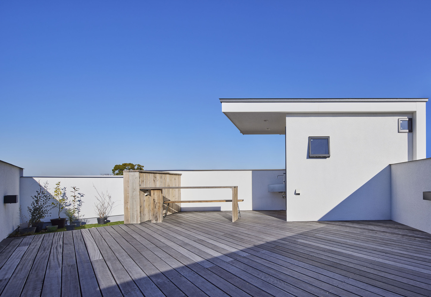 Lattice Shelf Architecture Design: A Nostalgic Grid House by Yasutaka ...