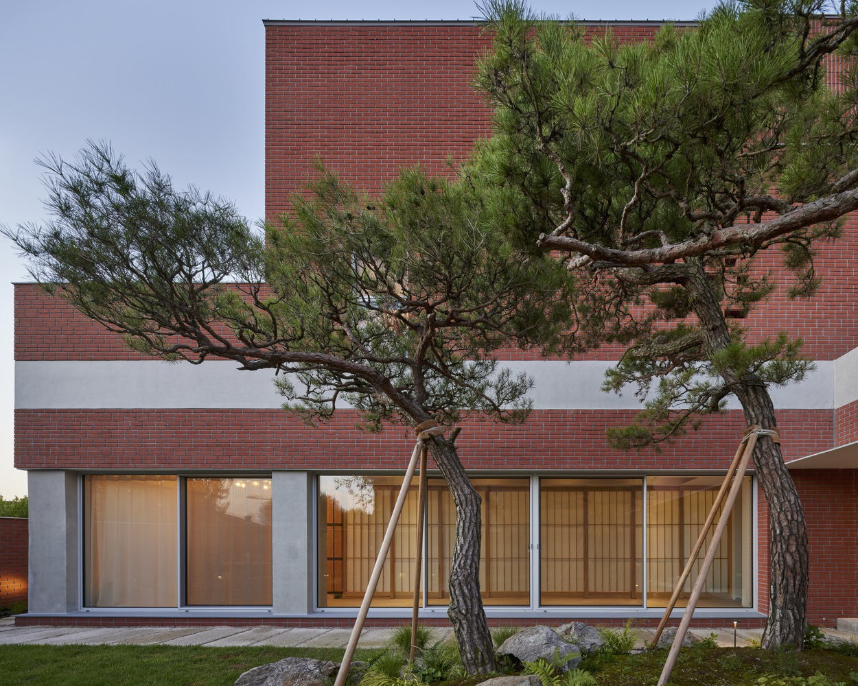 Modern Brick House Design: A Masterclass in Privacy, Openness, and ...