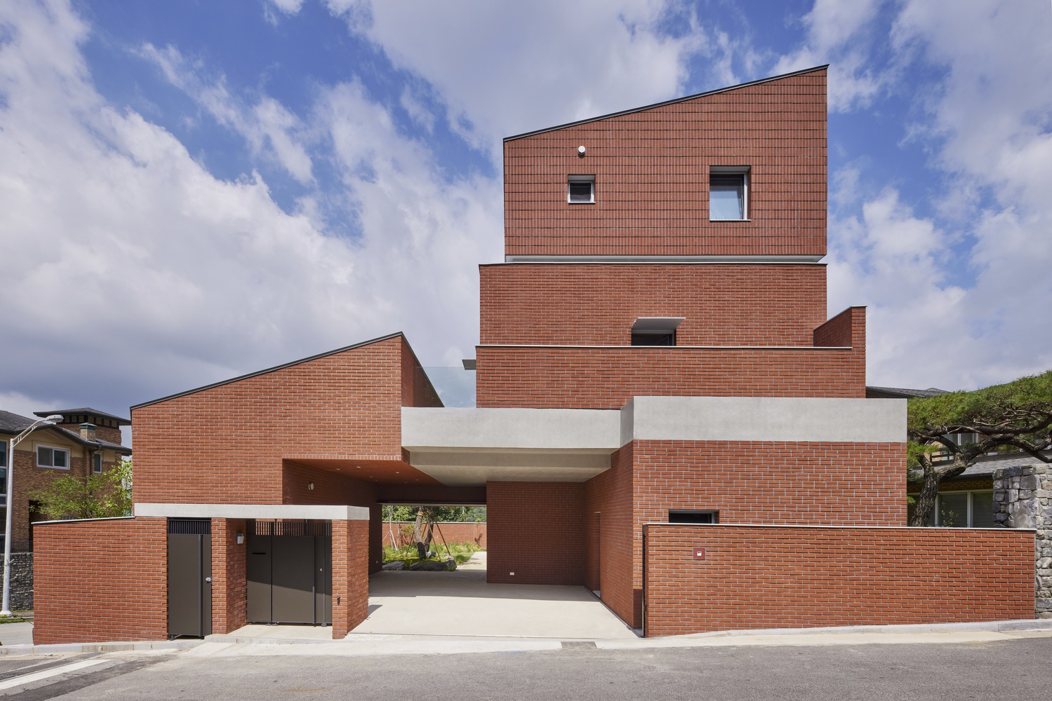 Modern Brick House Design: A Masterclass in Privacy, Openness, and Innovation – The Jeokhoje ...
