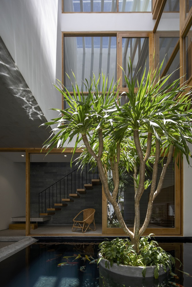 Modern Minimalist House Design with Inner Courtyard: TT House by PsA ...