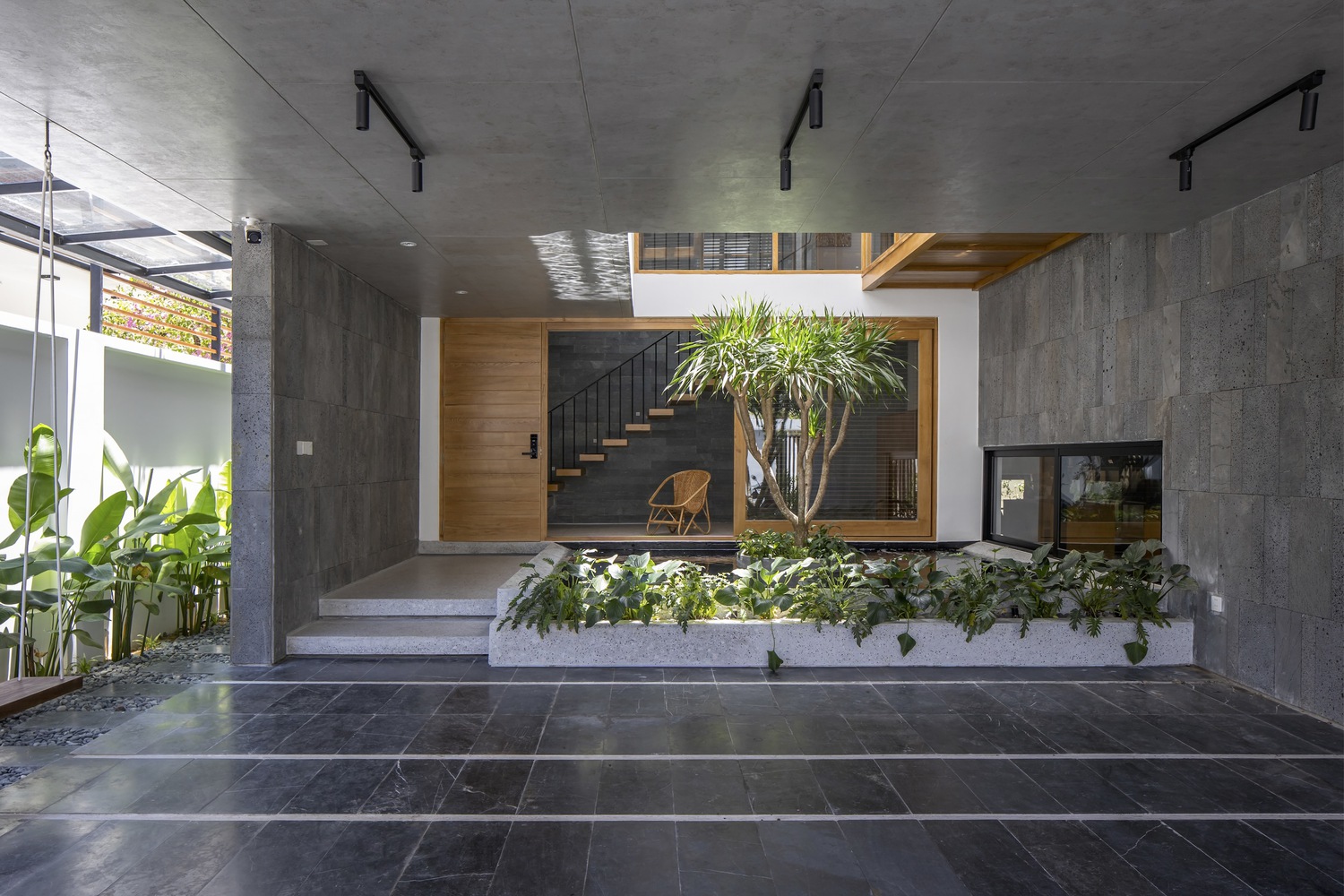 Modern Minimalist House Design with Inner Courtyard: TT House by PsA ...