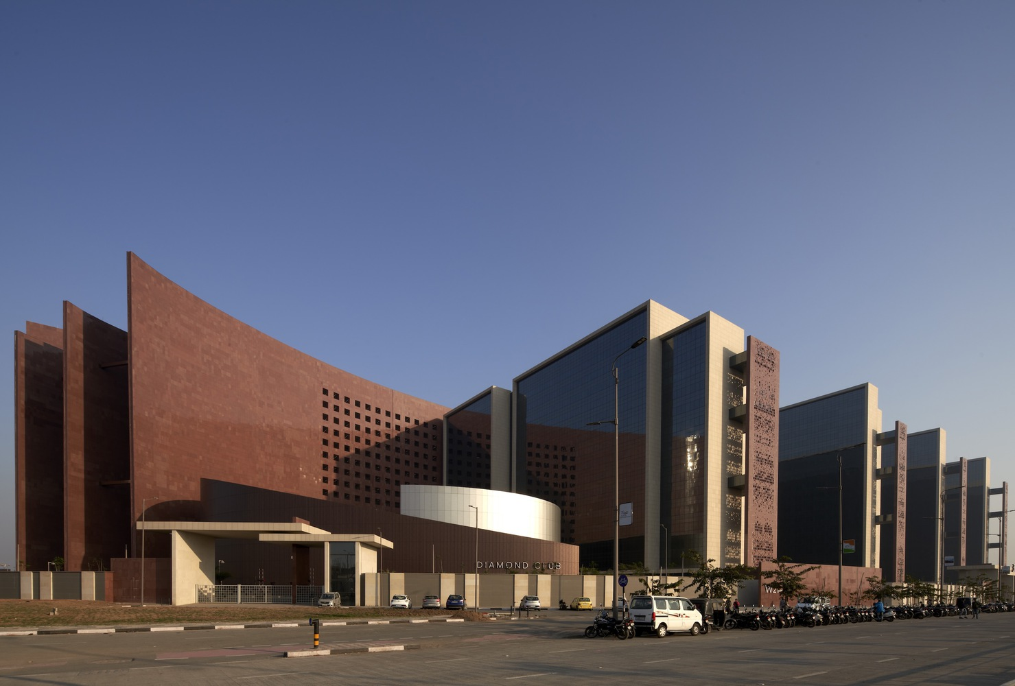 World’s Largest Office Building in India: A Look at the Surat Diamond ...