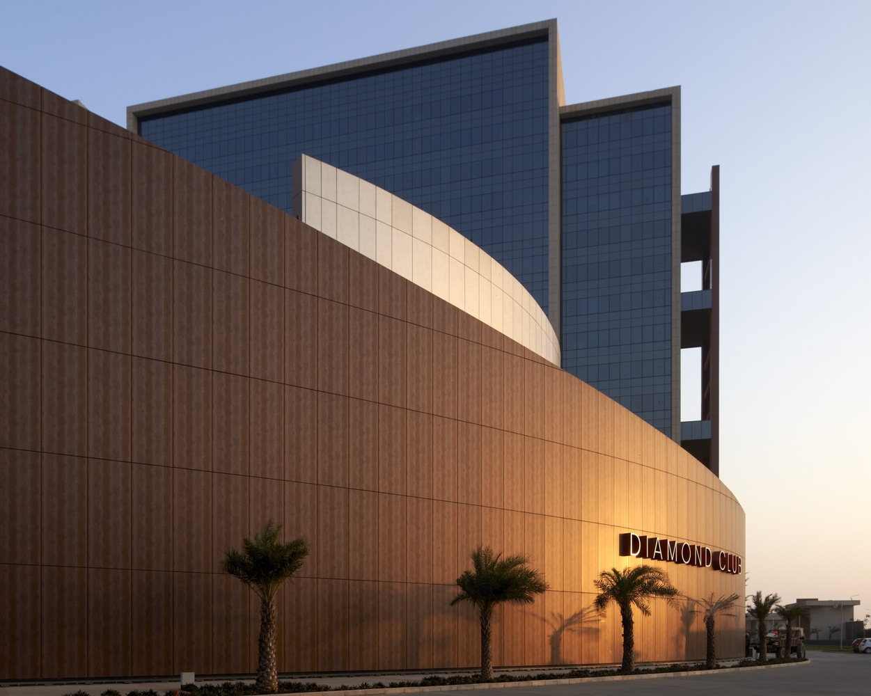 World’s Largest Office Building in India: A Look at the Surat Diamond ...