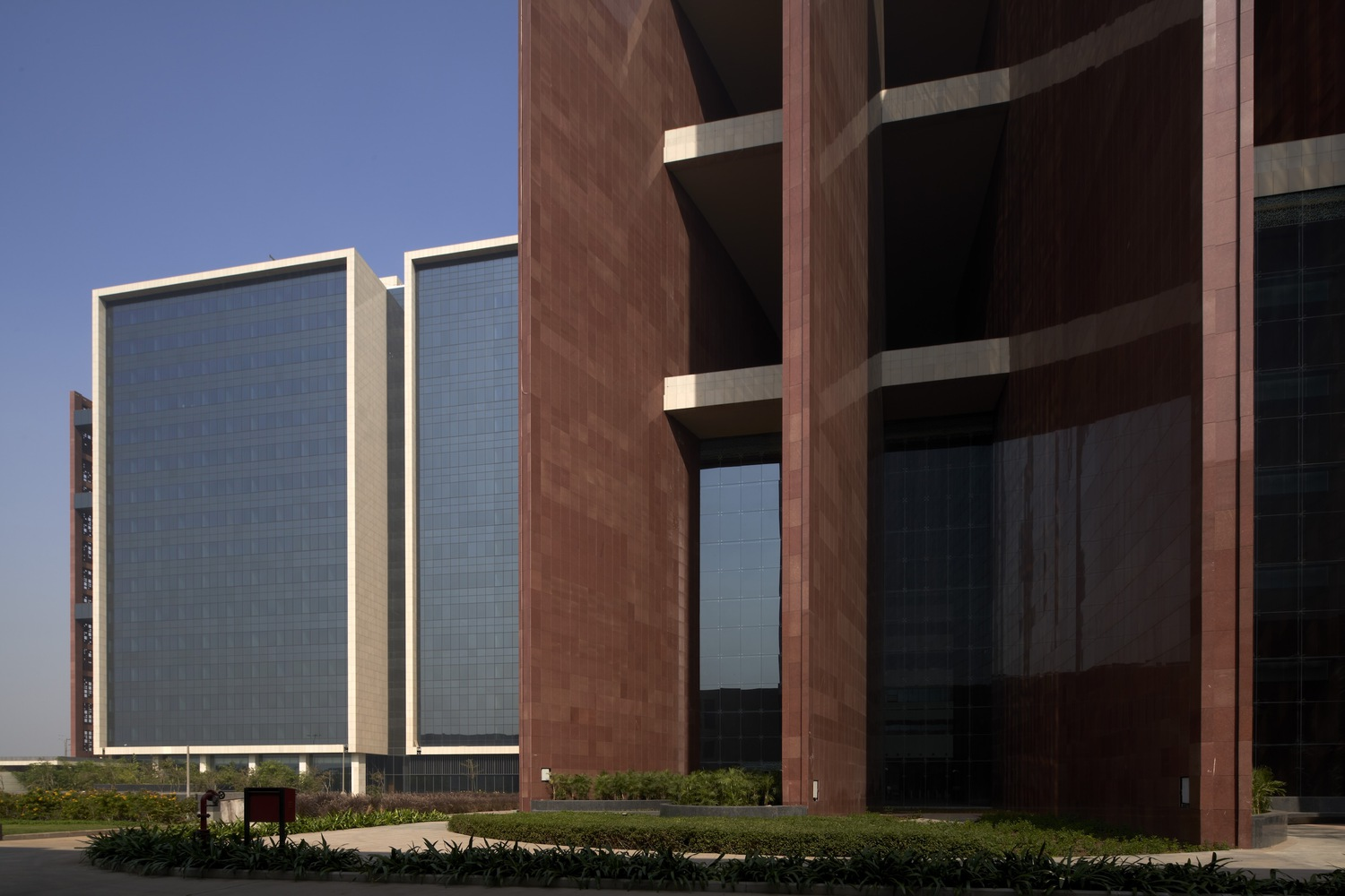 World’s Largest Office Building in India: A Look at the Surat Diamond ...
