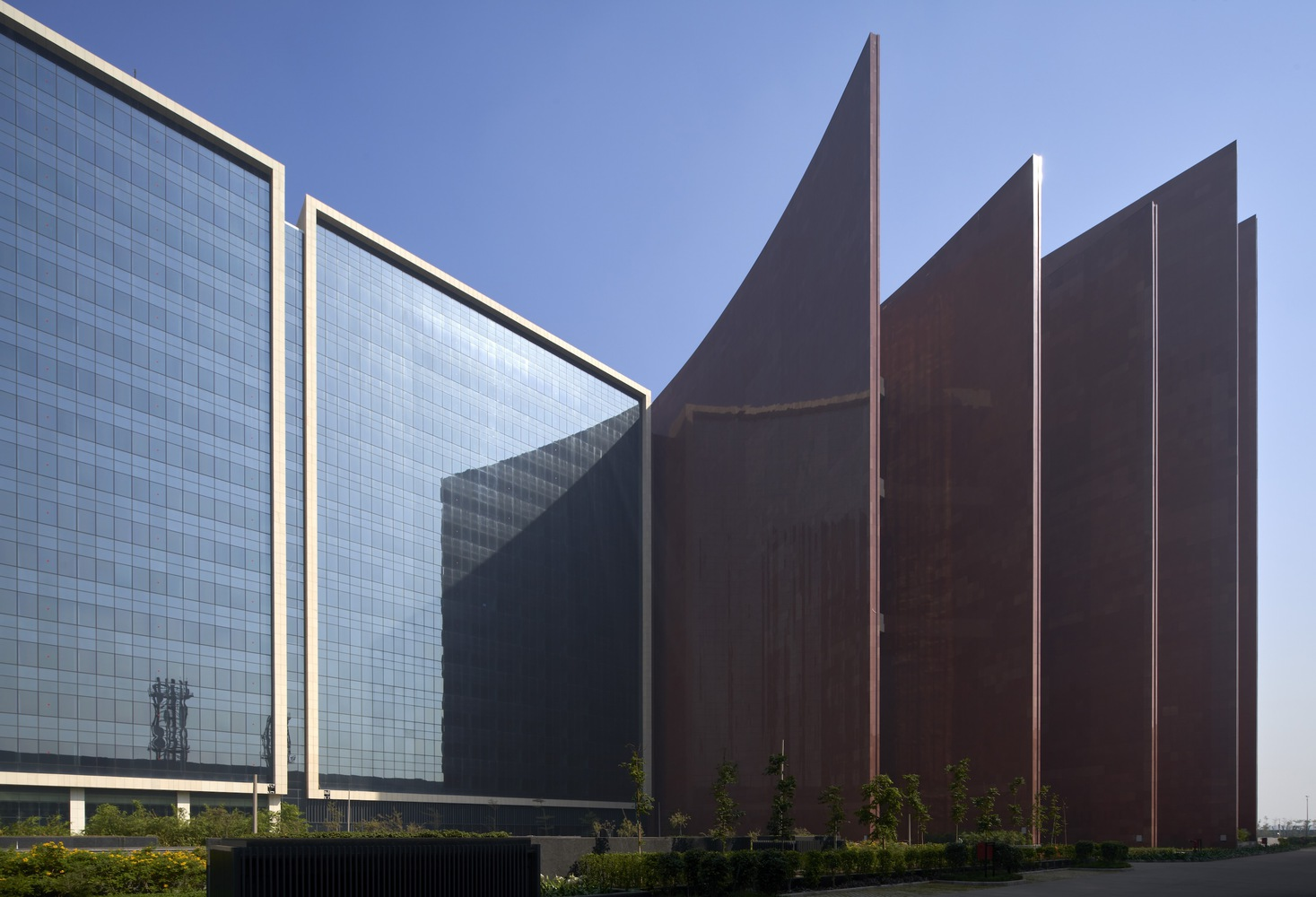 World’s Largest Office Building in India: A Look at the Surat Diamond ...