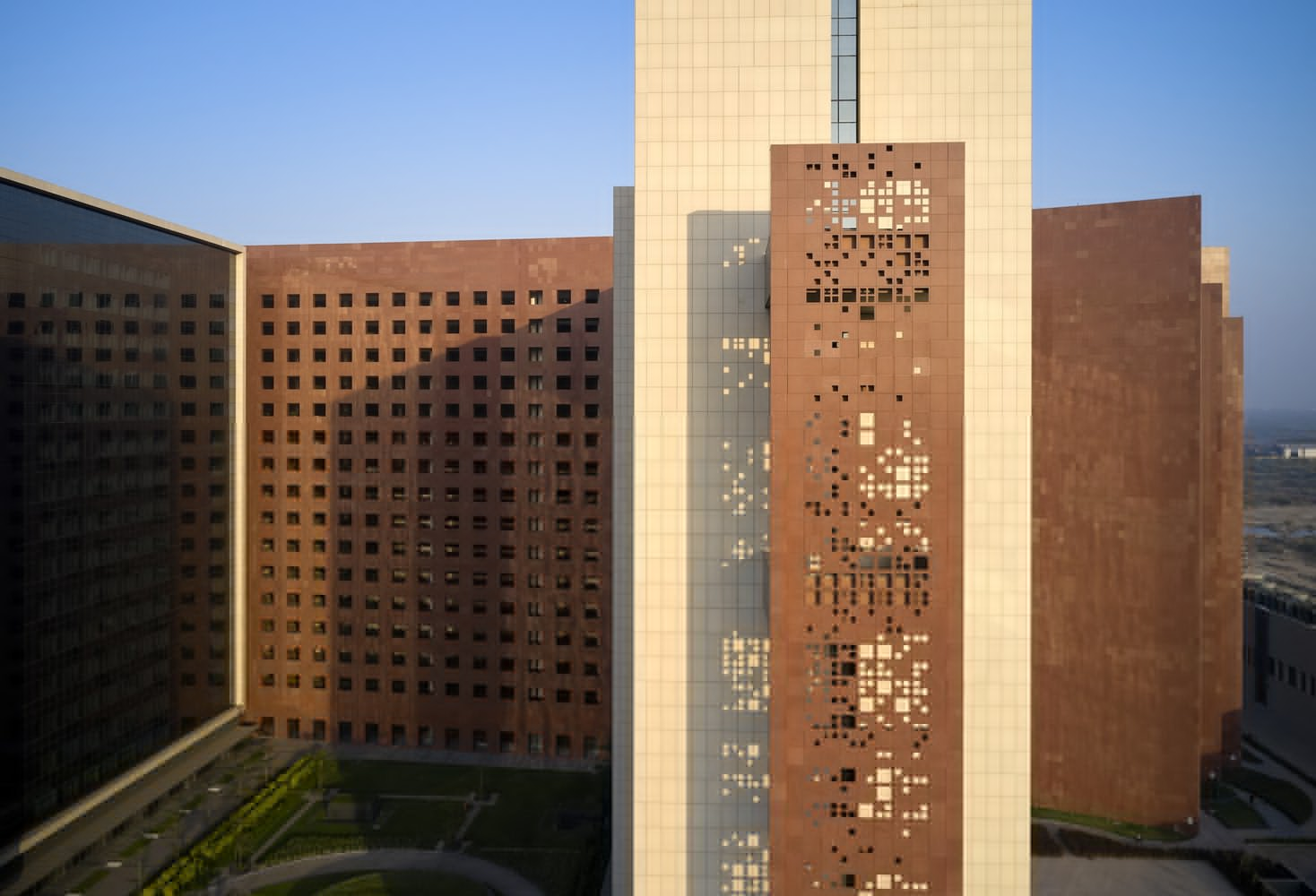 World’s Largest Office Building in India: A Look at the Surat Diamond Bourse by Morphogenesis ...
