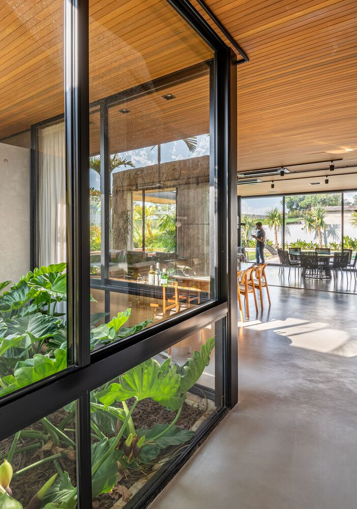 Minimalist House Design: The Petrus House by Sala Squadra Arquitetura & Interiores ...