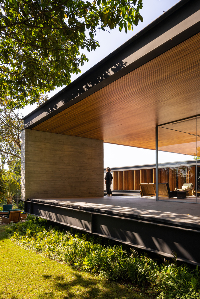 Modern T-Shaped House Design: A Stunning Example by Gui Mattos ...