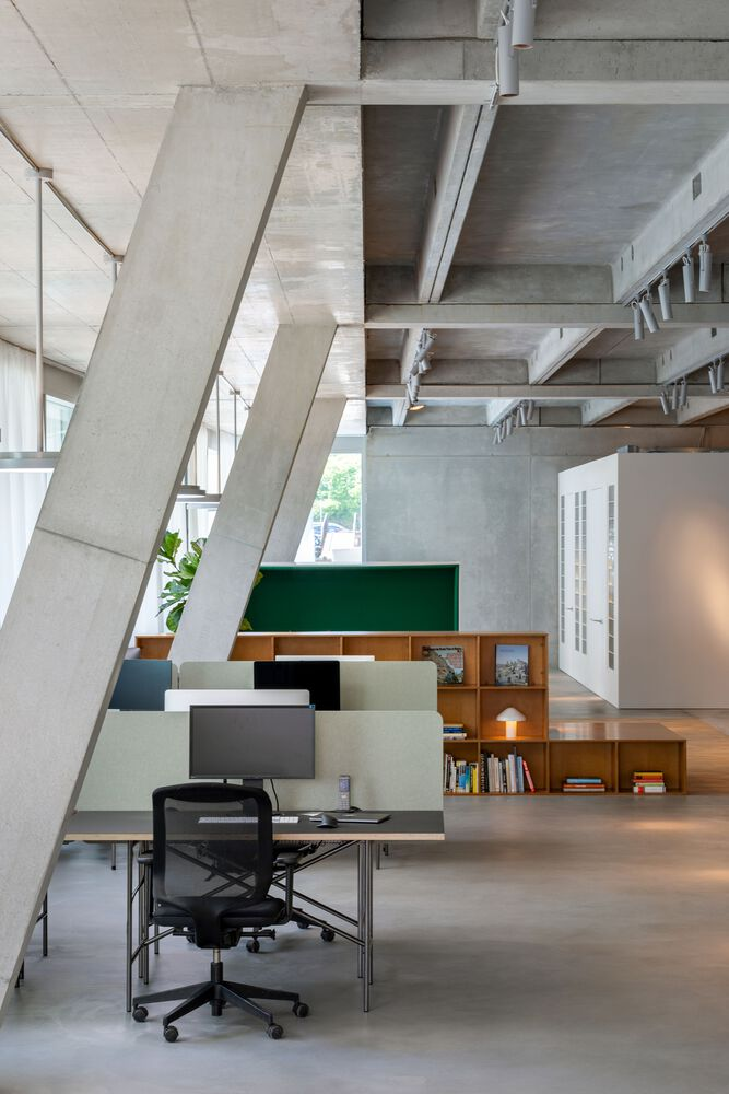 Dynamic Office Design in Zurich: The Dynamic Frame Office by Balbek ...