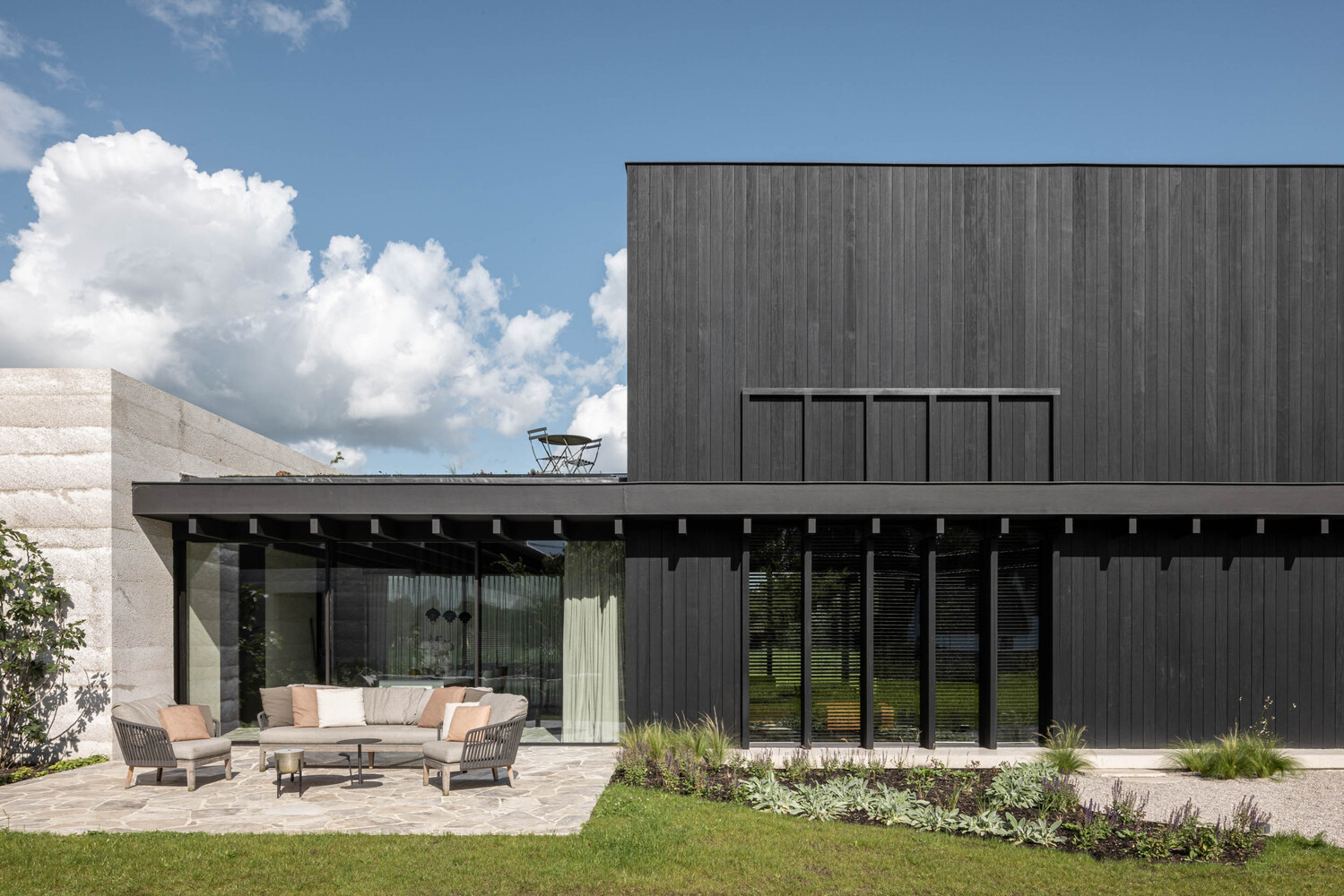 A Fusion of Modern Barn Architecture and Minimalist Design ...