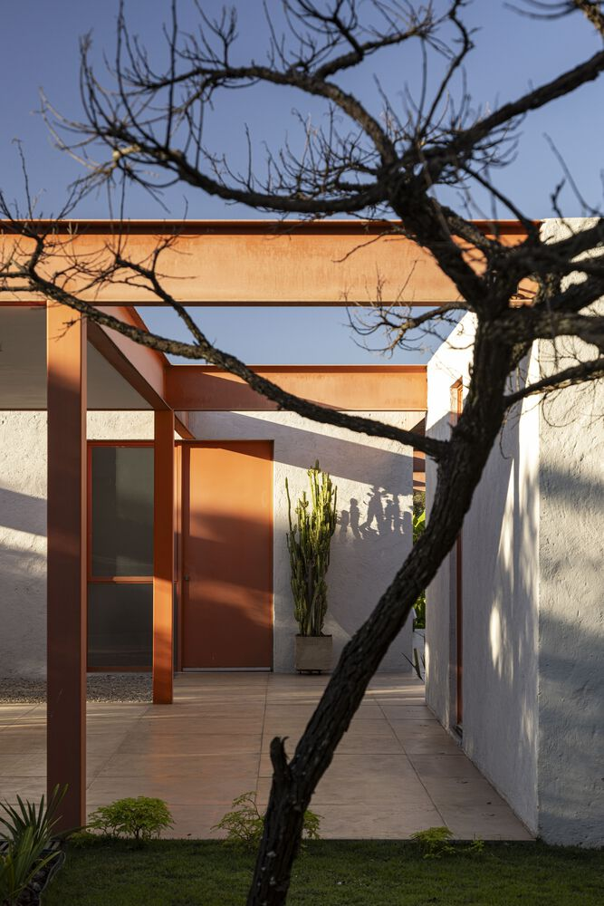 Grota's House Design in Brasília: A Minimalist Retreat Surrounded by ...
