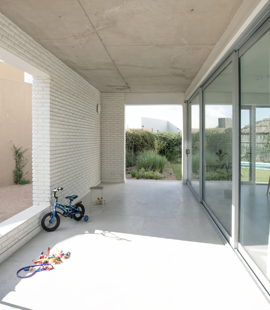 Modern Concrete House Design: House 104 by FLORA | Housing Story