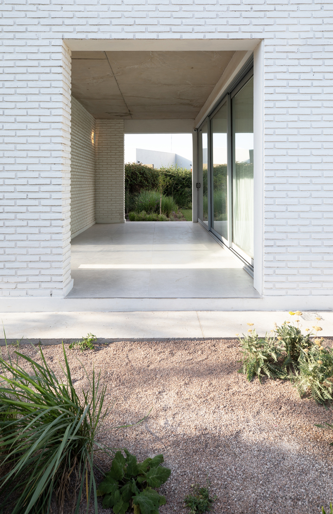 Modern Concrete House Design: House 104 by FLORA | Housing Story