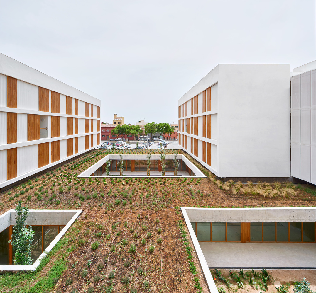 Residential & Community Day Center Building by Javier de las Heras Solé ...