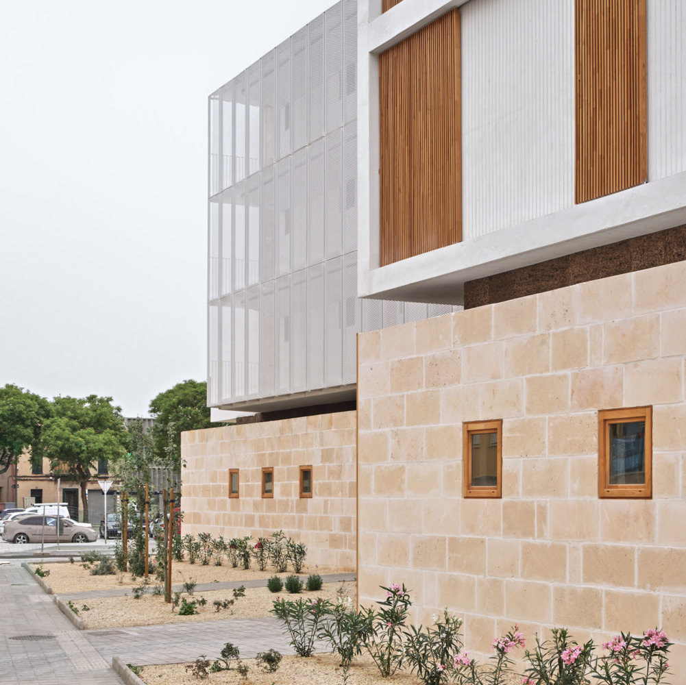 Residential & Community Day Center Building by Javier de las Heras Solé ...