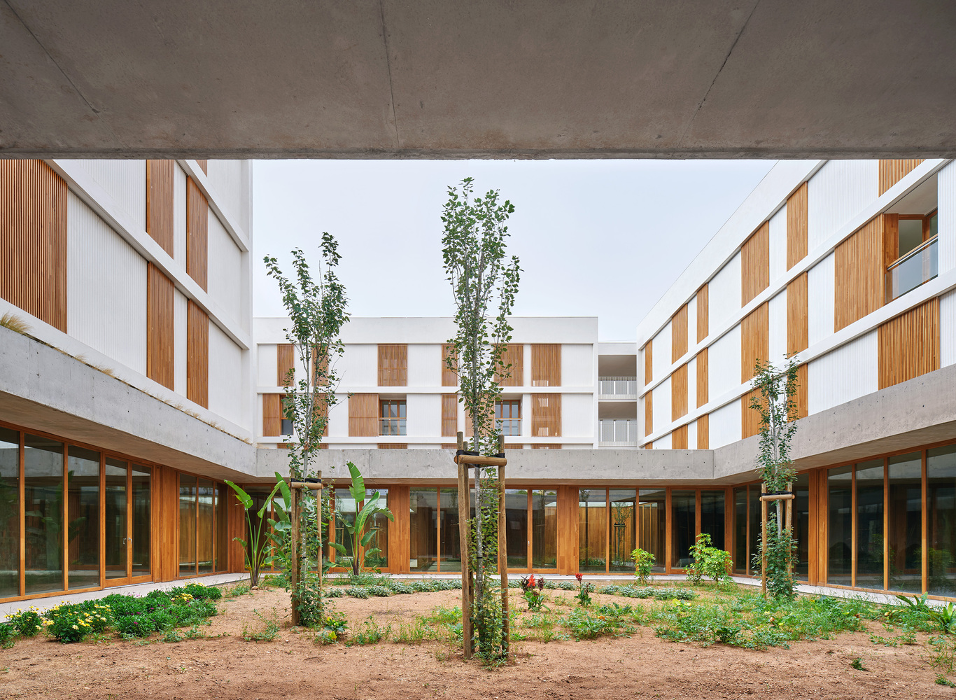 Residential & Community Day Center Building by Javier de las Heras Solé ...