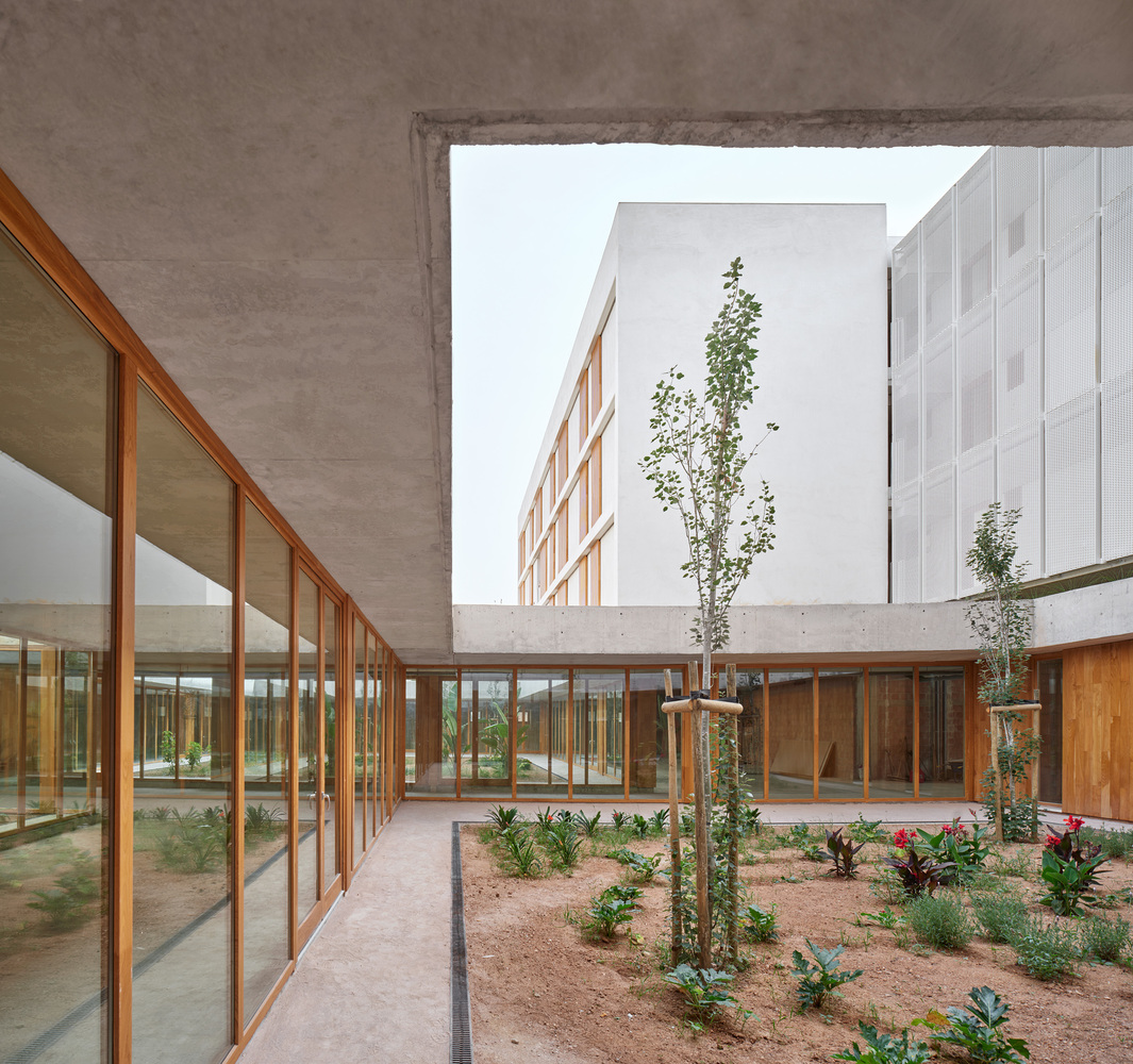 Residential & Community Day Center Building by Javier de las Heras Solé ...