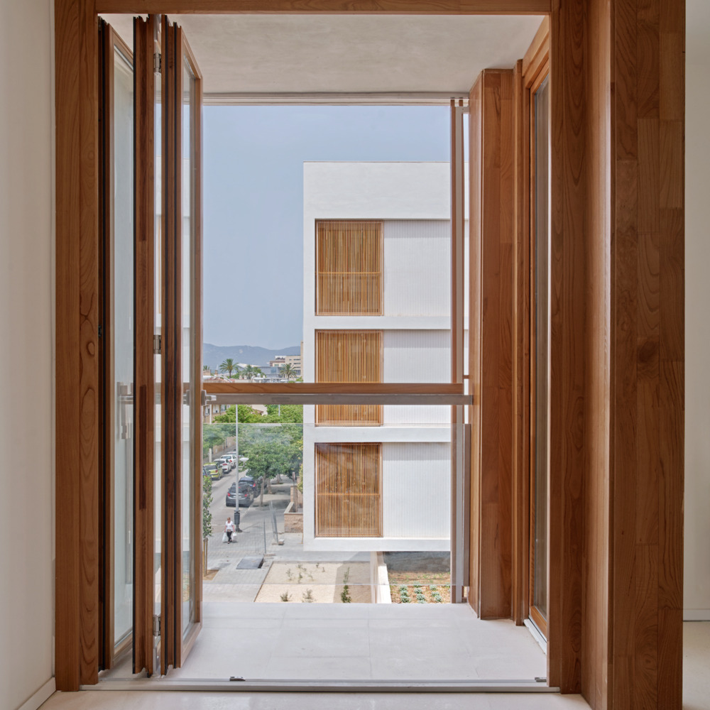 Residential & Community Day Center Building by Javier de las Heras Solé ...