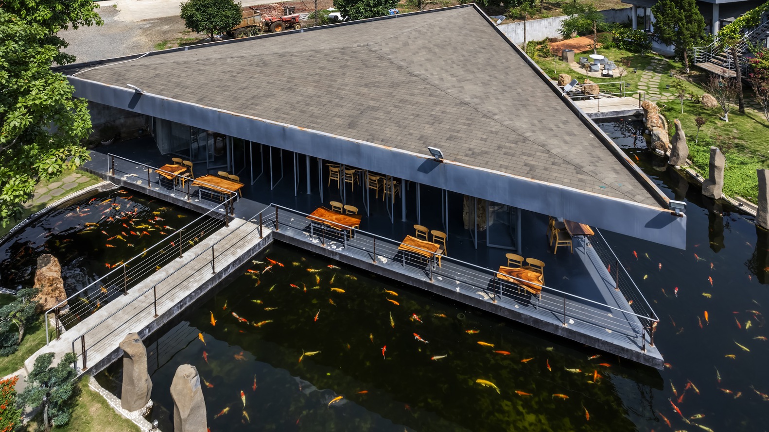 Sustainable Coffee Shop Design with Nature Integration: La Do Coffee by ...