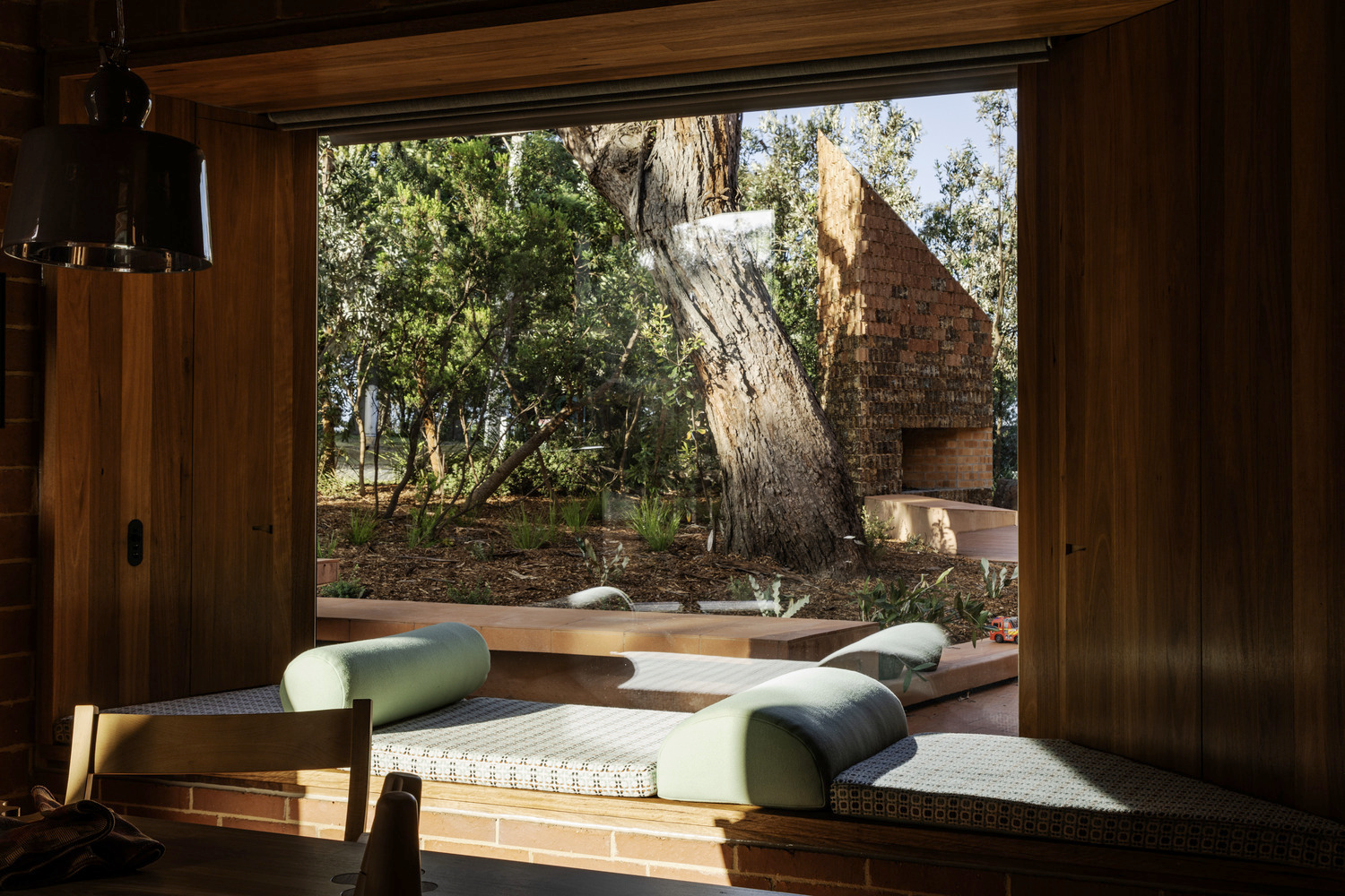 Burnt Earth Beach House: A Sustainable Beach House Design in Australia ...