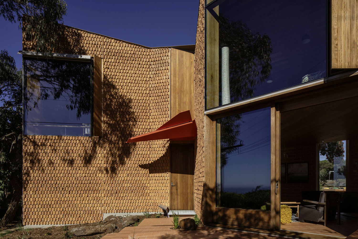 Burnt Earth Beach House: A Sustainable Beach House Design in Australia ...