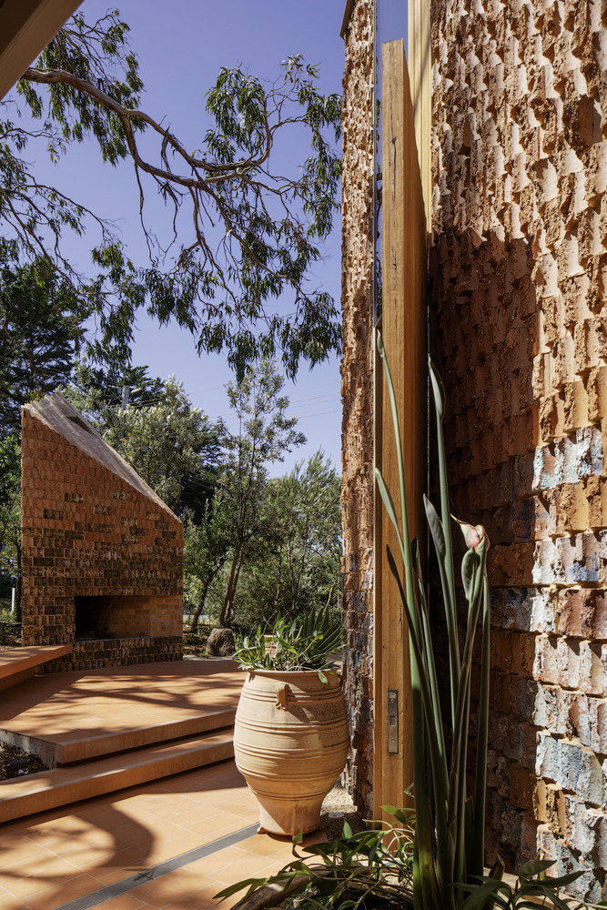Burnt Earth Beach House: A Sustainable Beach House Design in Australia ...