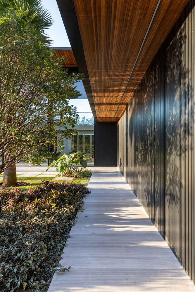 Modern Vacation Home Design: FD Residence by Padovani Arquitetos | Architecture Story