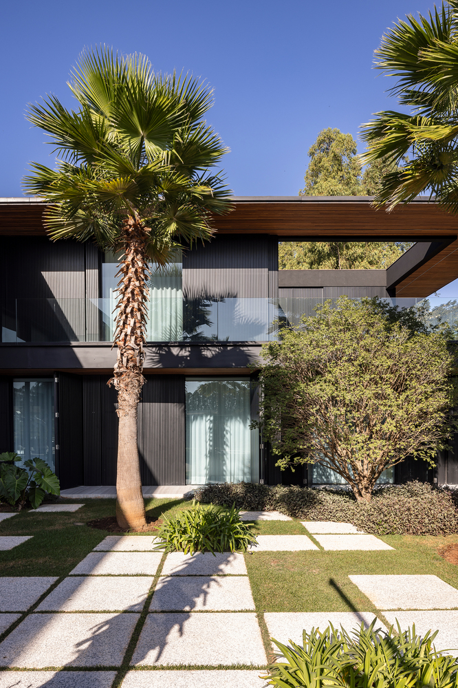 Modern Vacation Home Design: FD Residence by Padovani Arquitetos | Architecture Story